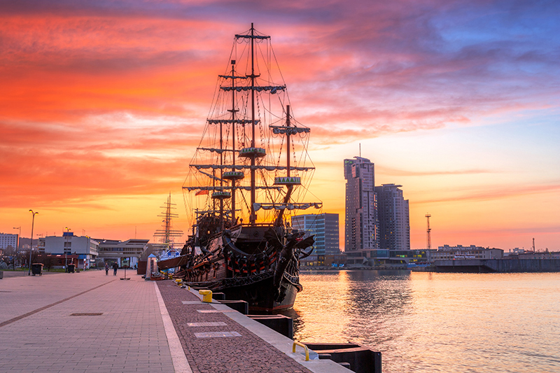 Complete guide to tipping and gratuities on a cruise | World of Cruising